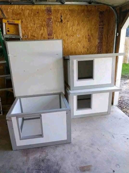 Wooden Single-Hole Insulated Dog House - dogboxesandkennels.com