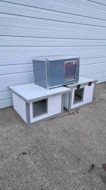 Wooden Single-Hole Insulated Dog House - dogboxesandkennels.com